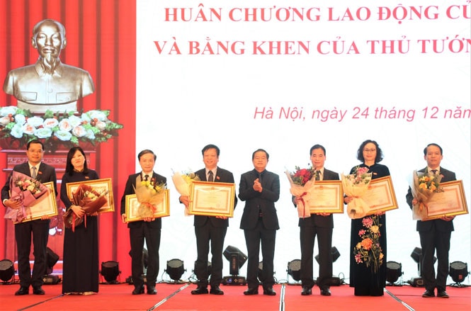 Trao tặng Huân chương Lao động và Bằng khen cho các đồng chí lãnh đạo ...